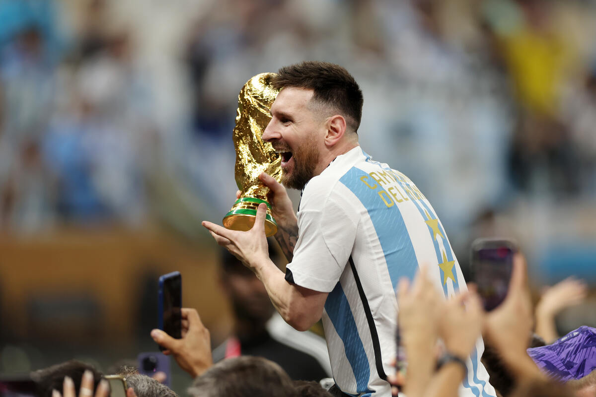 Messi: "Sarebbe stato bello ricevere la Coppa del Mondo da Maradona"
